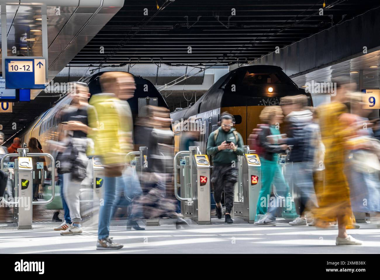 Station concourse, automatic entrance and ticket control in front of ...