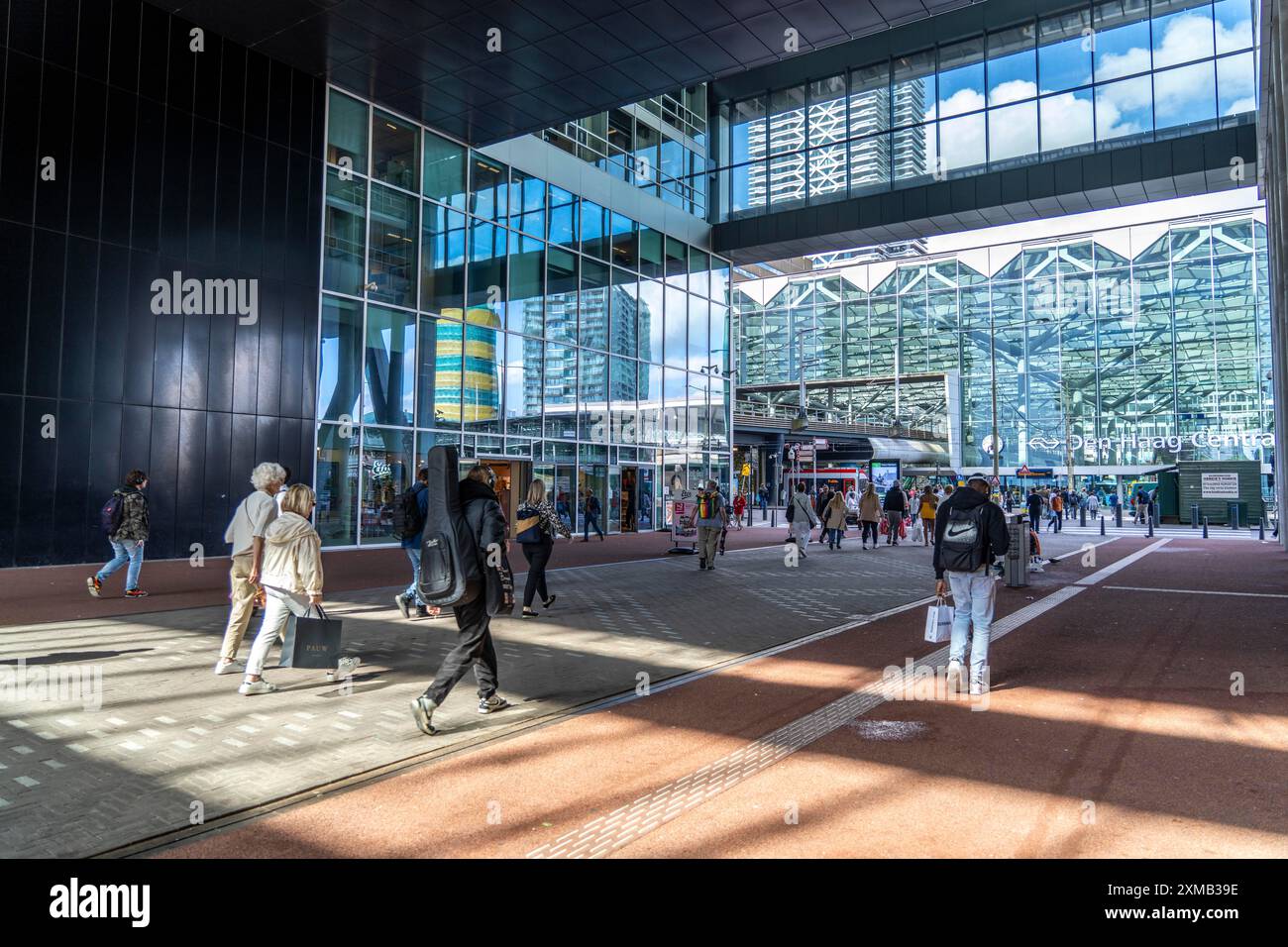 Public transport connections to The Hague Central Station, Centraal ...