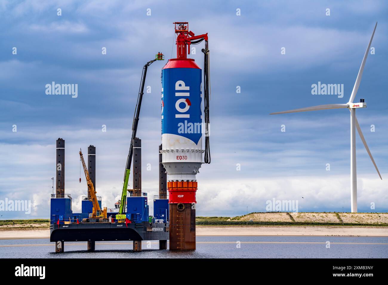 Platform with the IQIP EQ-Piling System, for noise-reduced piling of ...