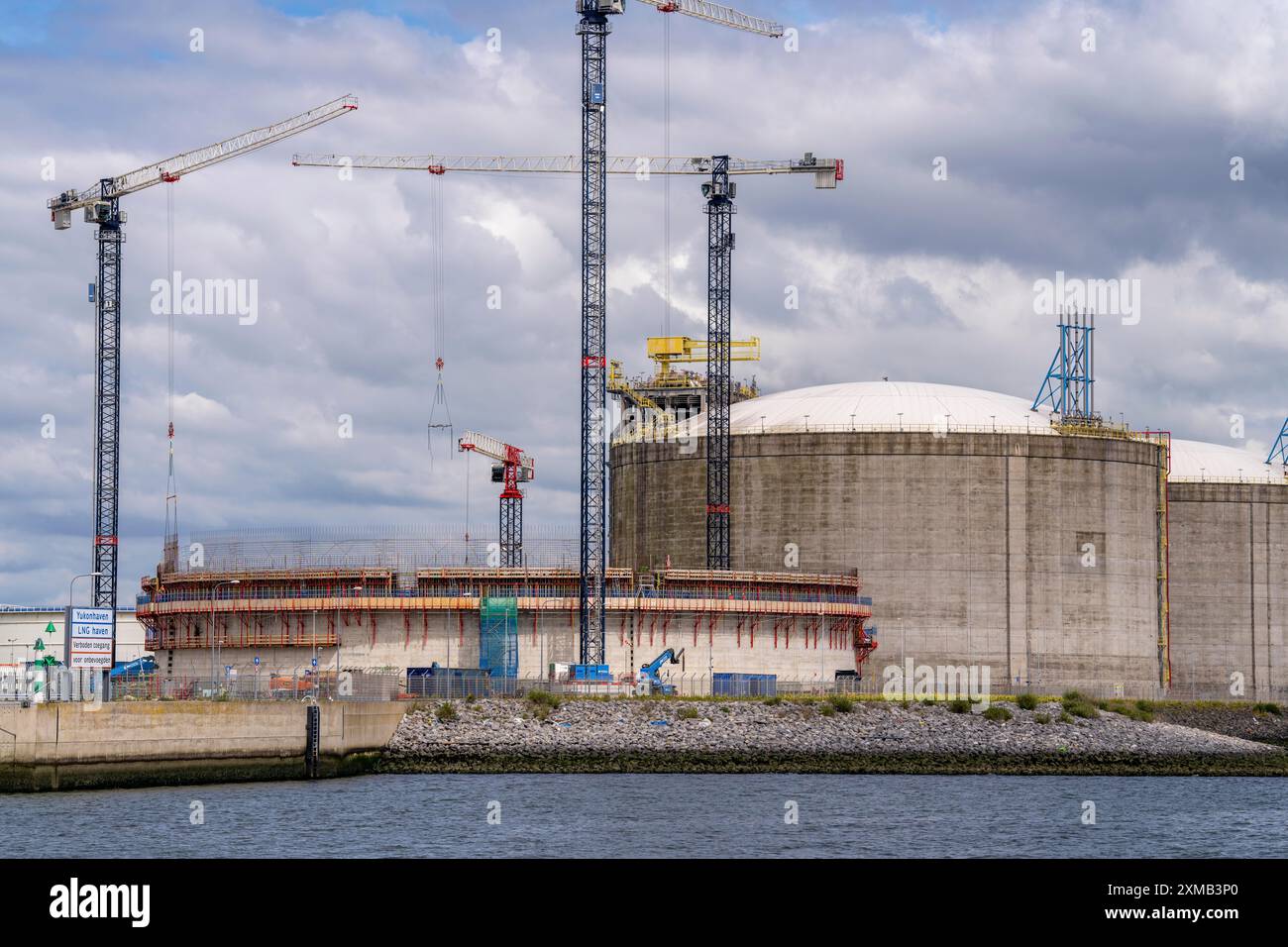 Construction of a 180, 000 cubic metre LNG storage tank, it will be the ...