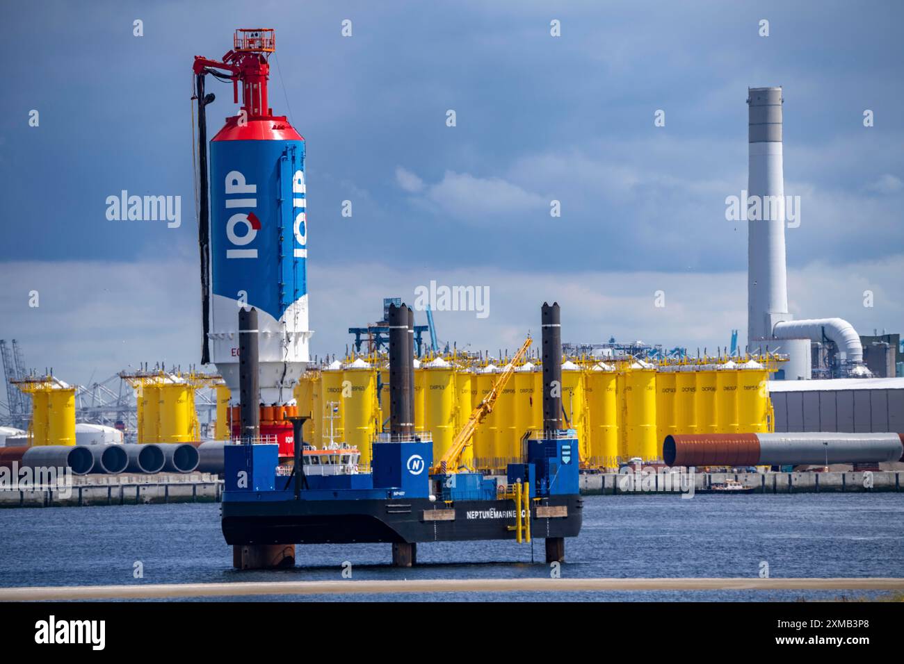 Platform with the IQIP EQ-Piling System, for noise-reduced piling of ...