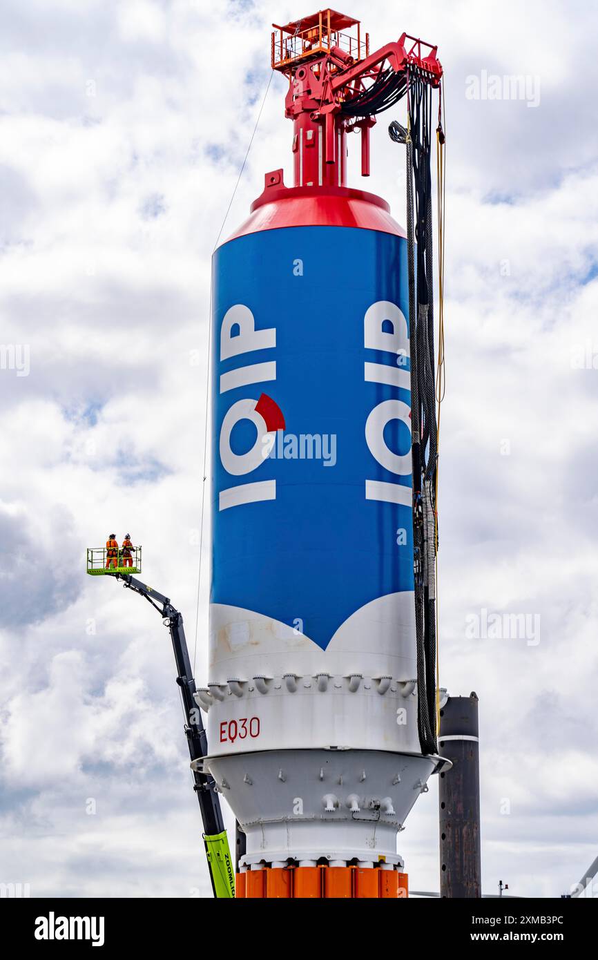 Platform with the IQIP EQ-Piling System, for noise-reduced piling of ...