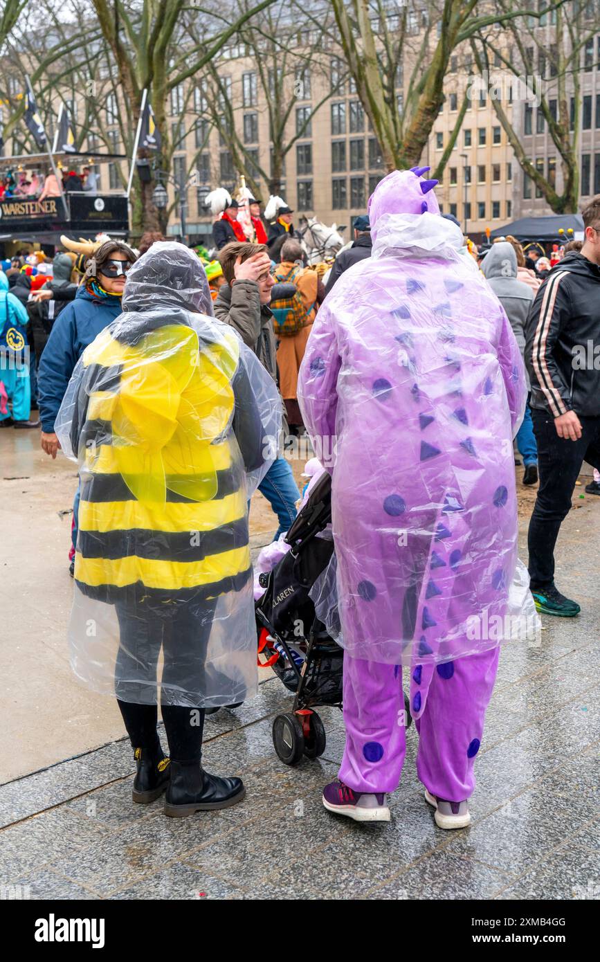 Rose Monday parade in Duesseldorf, street carnival, rain protection ...