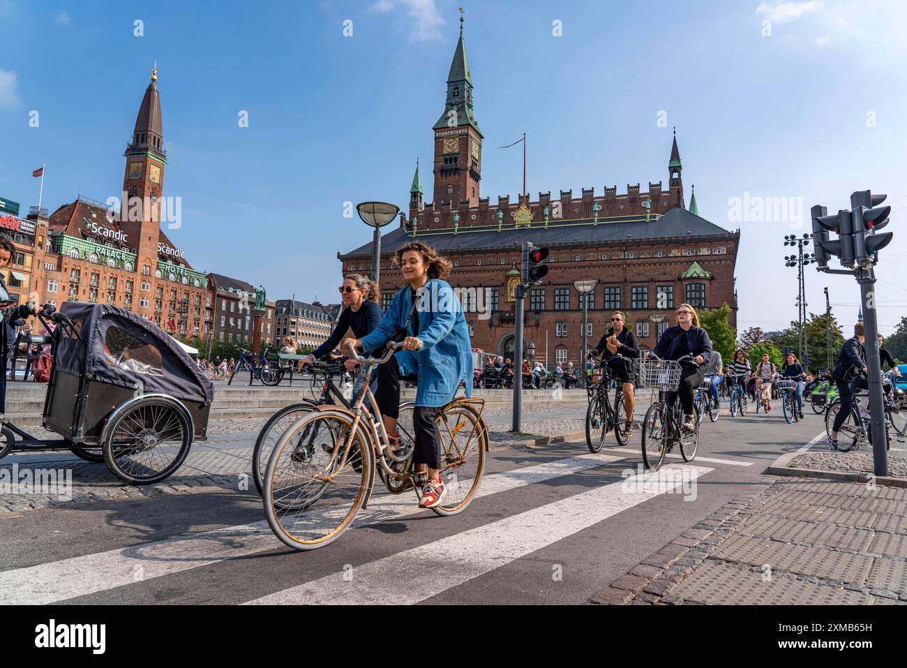 Cyclists on cycle paths, Radhuspladsen, City Hall Square, in the city ...