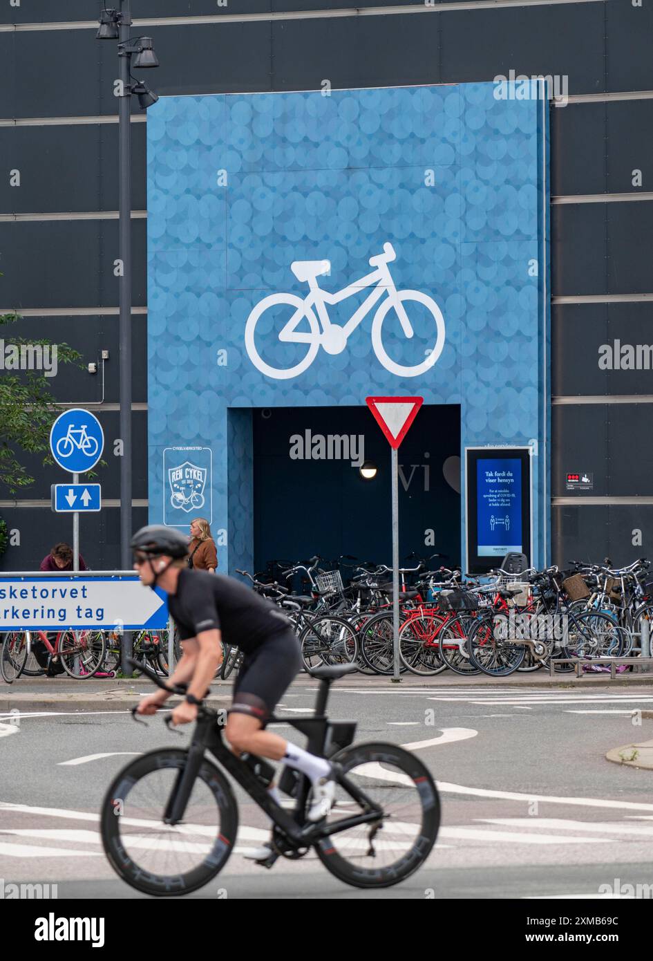 Cyclists on cycle paths, bicycle parking garage at the Fisketorvet ...