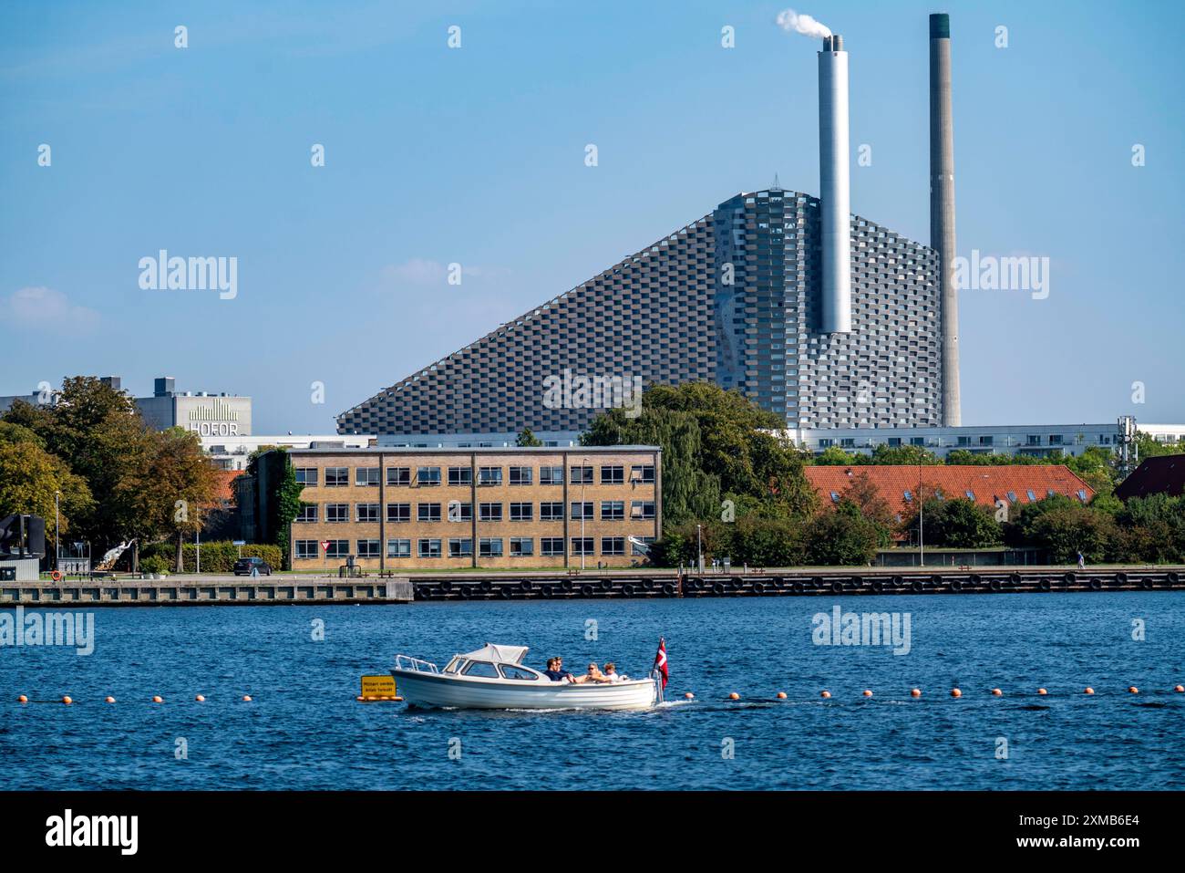 CopenHill, waste incineration plant and artificial ski slope, 90 metres ...