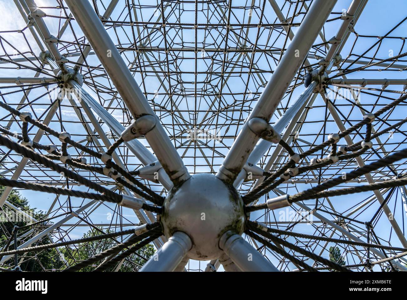 Climbing frame, climbing pyramid, symbolic image network, networking ...