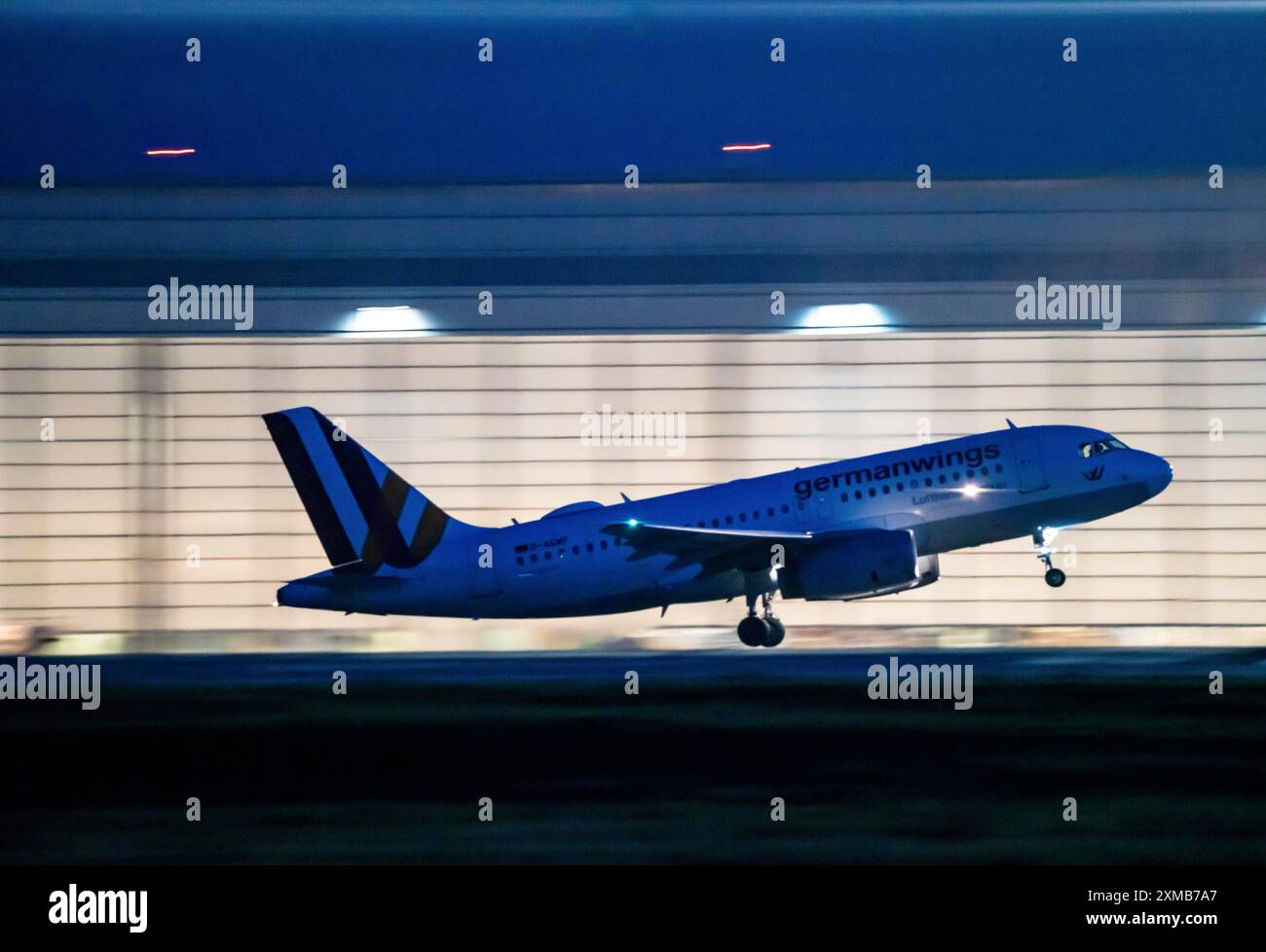 Duesseldorf International Airport, DUS, aircraft on take-off ...