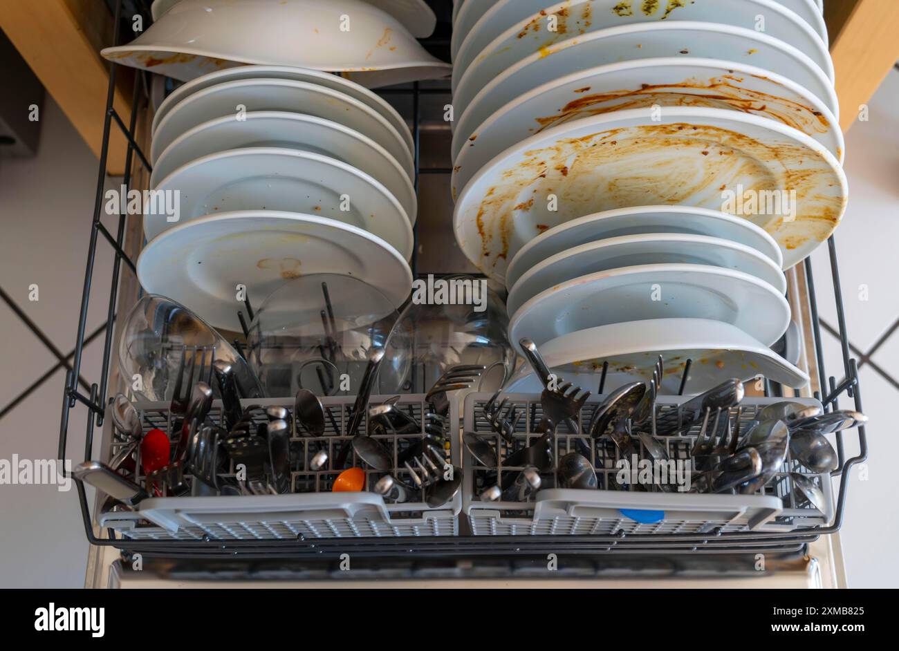 Dishwasher, full of dirty crockery Stock Photo - Alamy