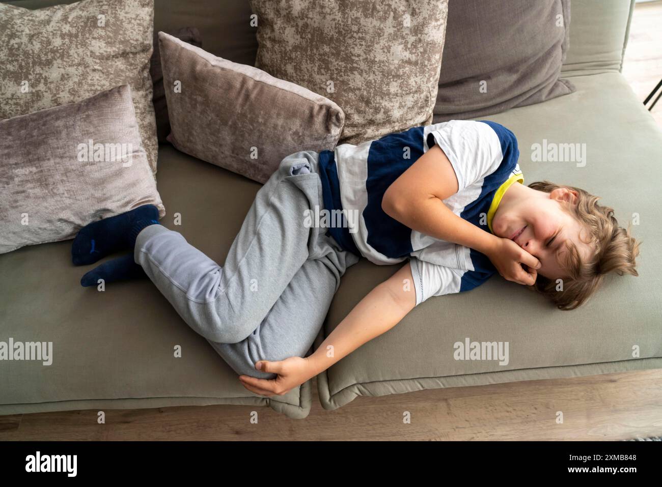 Growing pains in children, boy, 10 years old, has pain in his leg ...