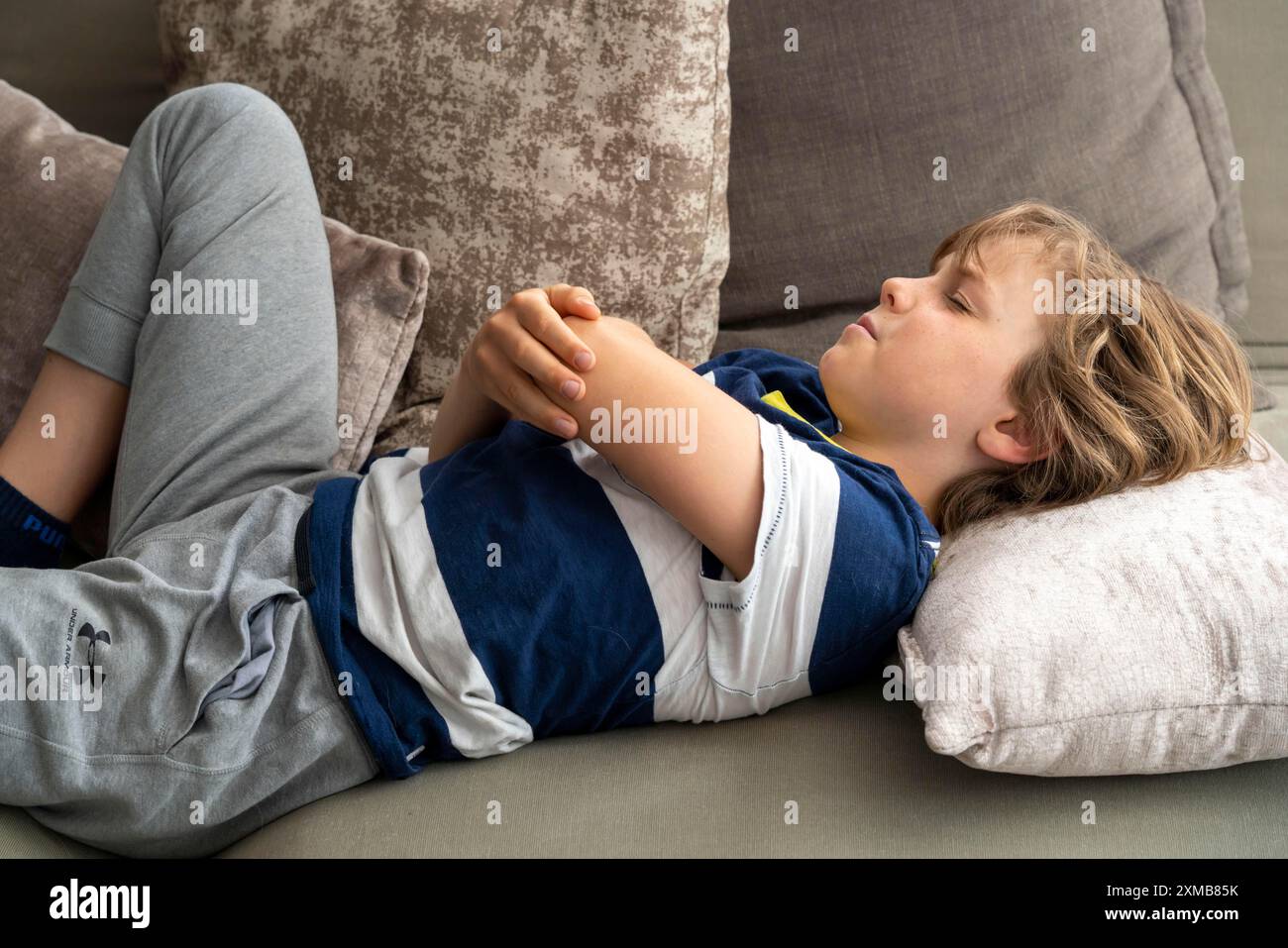 Child hurt arm hi-res stock photography and images - Alamy