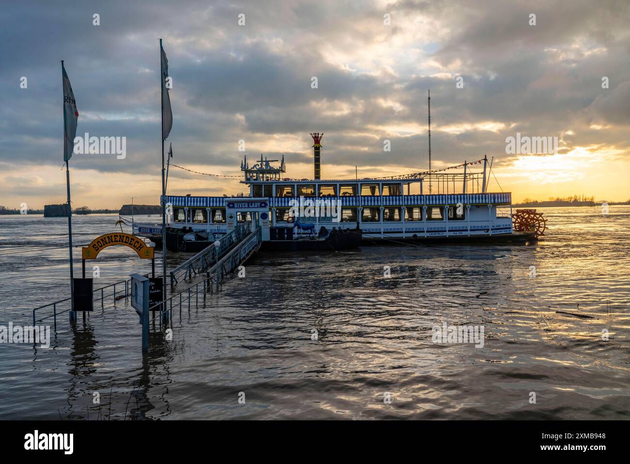 Rhine floods, riverbank promenade in Wesel, some of the river water is ...
