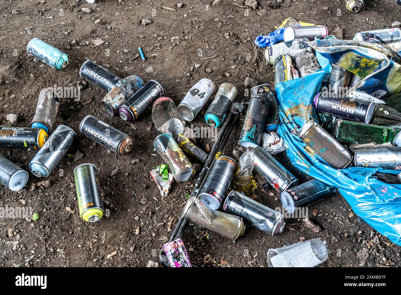 Painted garbage cans hi-res stock photography and images - Alamy