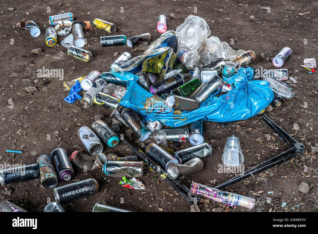Painted garbage cans hi-res stock photography and images - Alamy