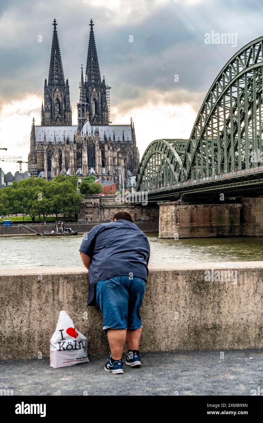 Cologne Cathedral, Hohenzollern Bridge, people on the Rhine promenade ...