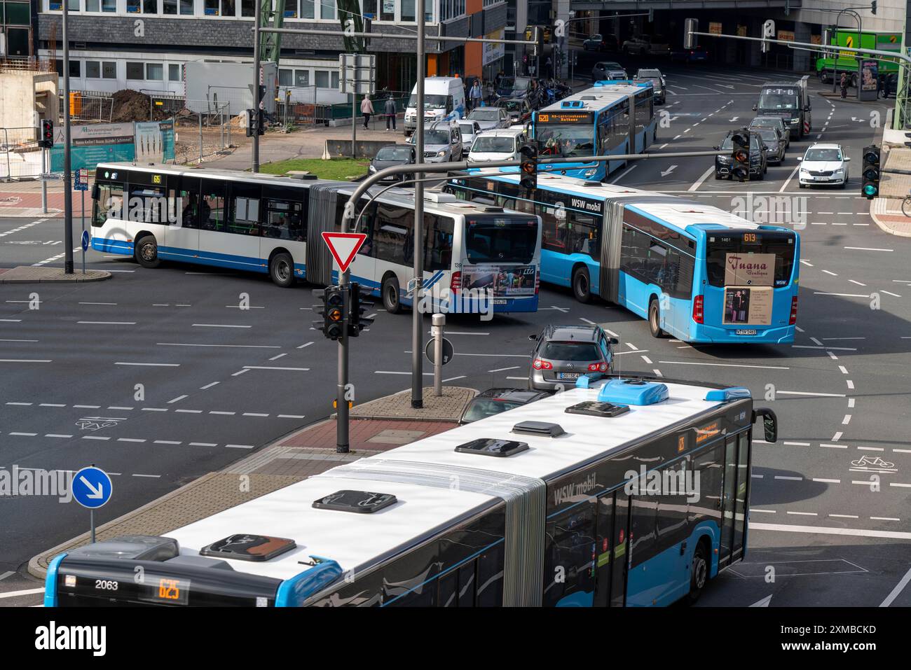 Wuppertal, intersection at the central bus station, at the main railway station, WSW buses ...