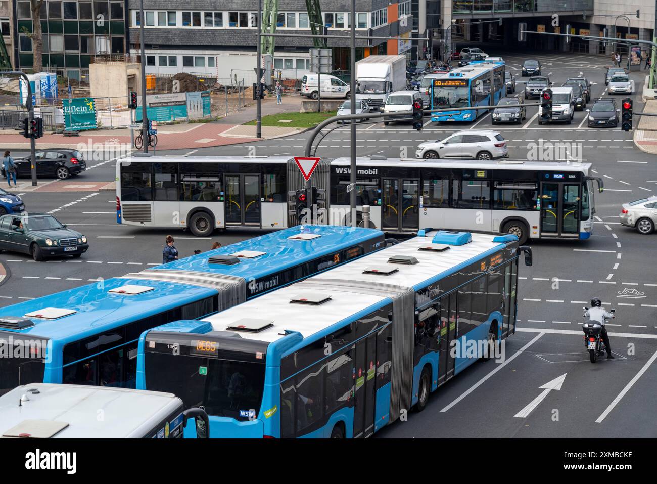 Wuppertal, intersection at the central bus station, at the main railway station, WSW buses ...