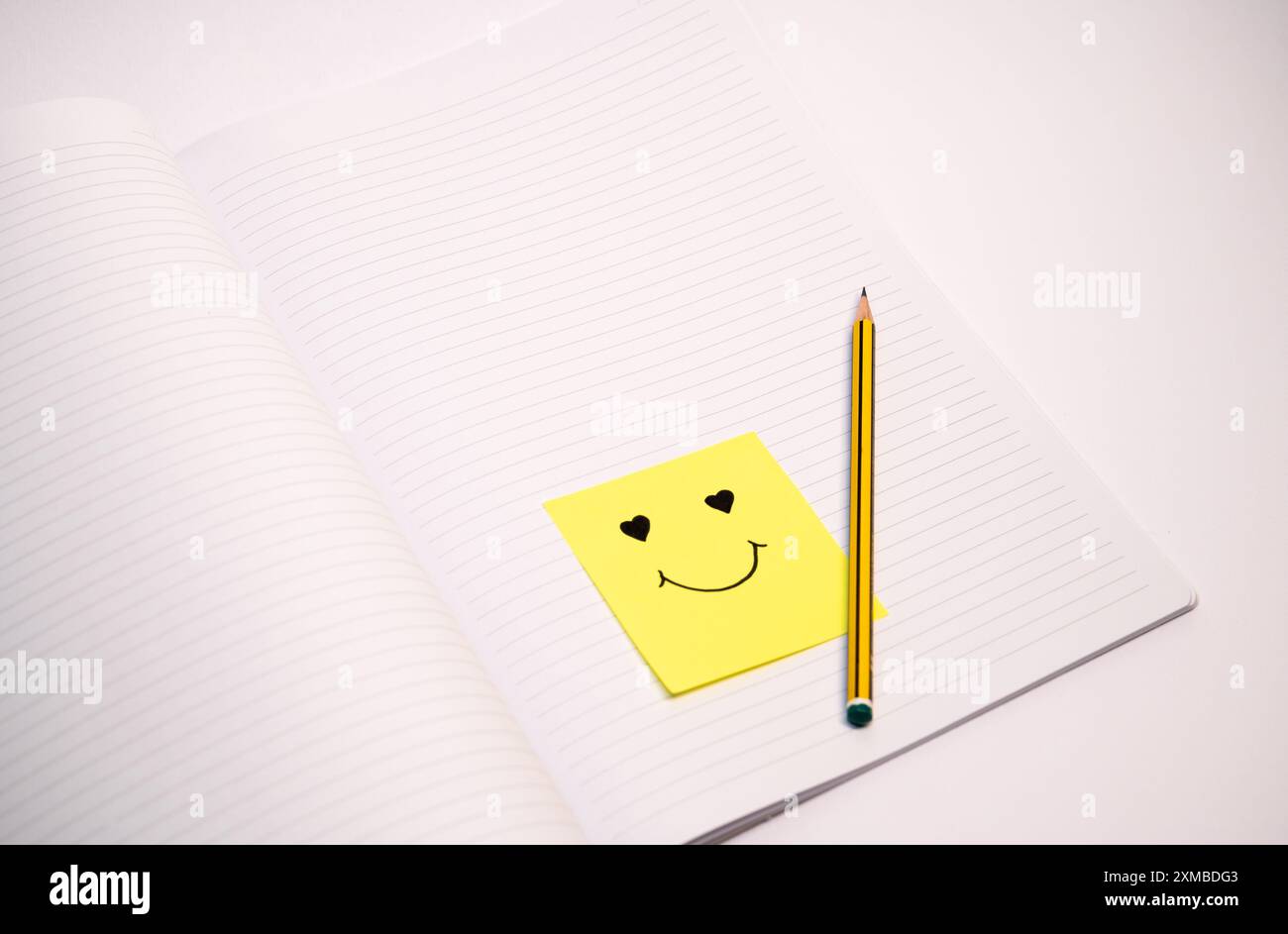 Yellow sticky note smiley hi-res stock photography and images - Alamy