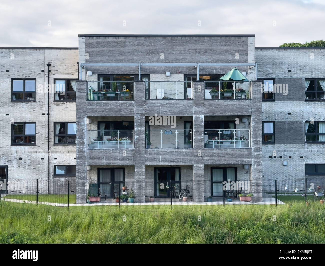 Modern high rise flats at new development Stock Photo - Alamy