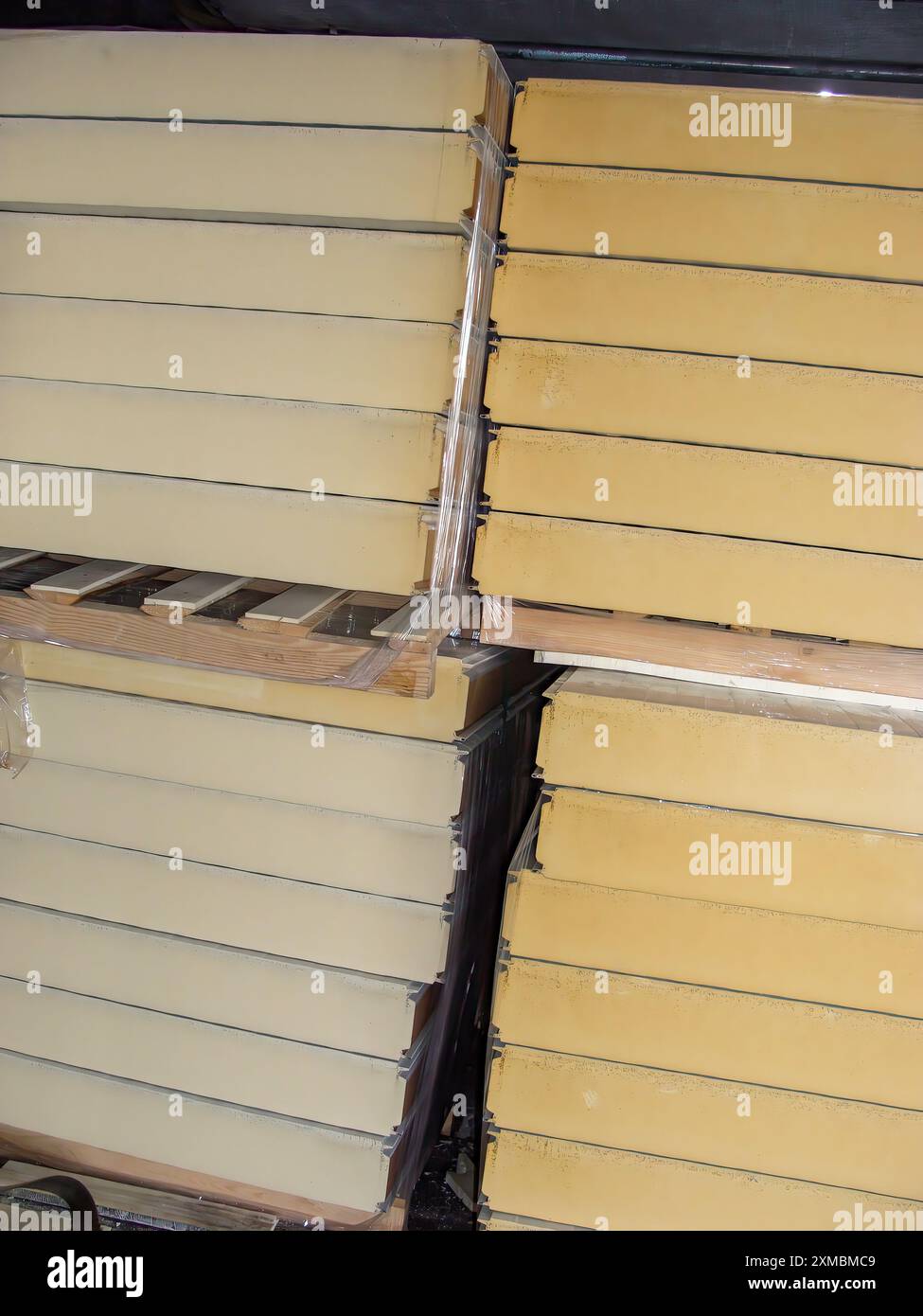 Insulated sandwich panels with PIR polyisocyanurate core, neatly ...