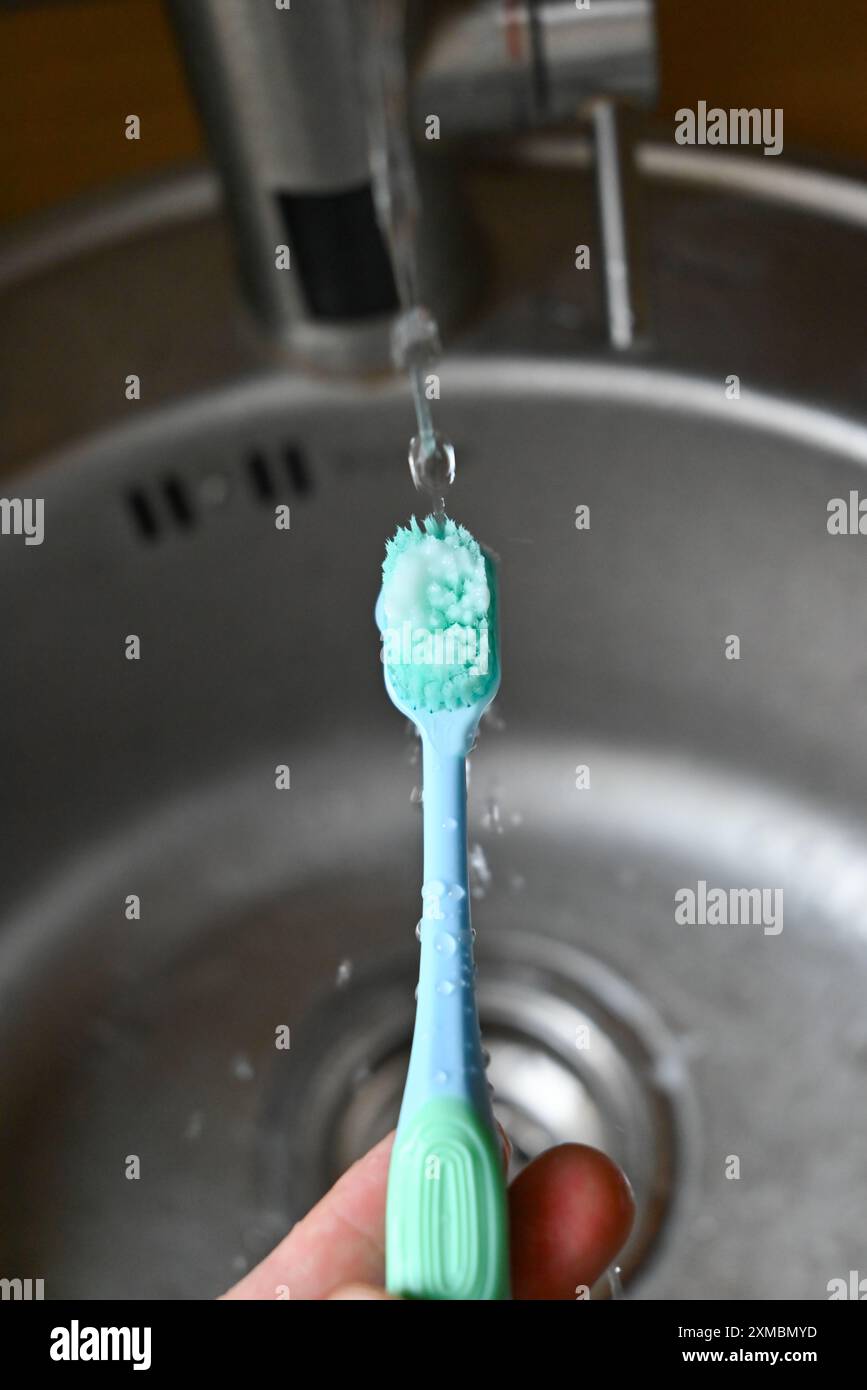 Brush teeth sink hi-res stock photography and images - Alamy