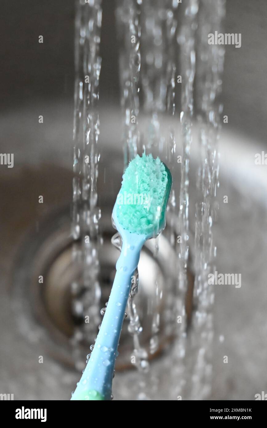 Toothbrush and toothpaste water hi-res stock photography and images - Alamy