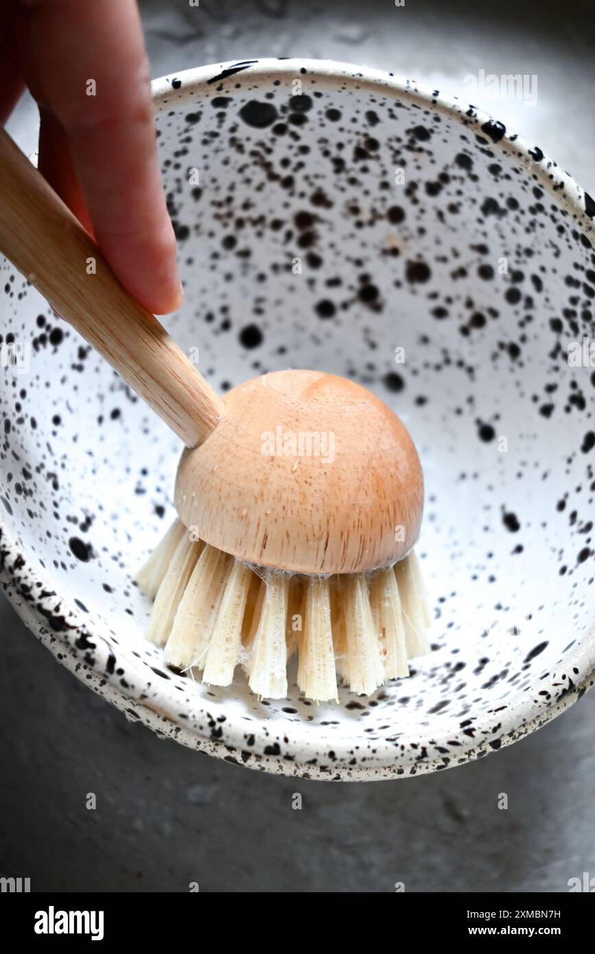 Washing utensils hi-res stock photography and images - Alamy