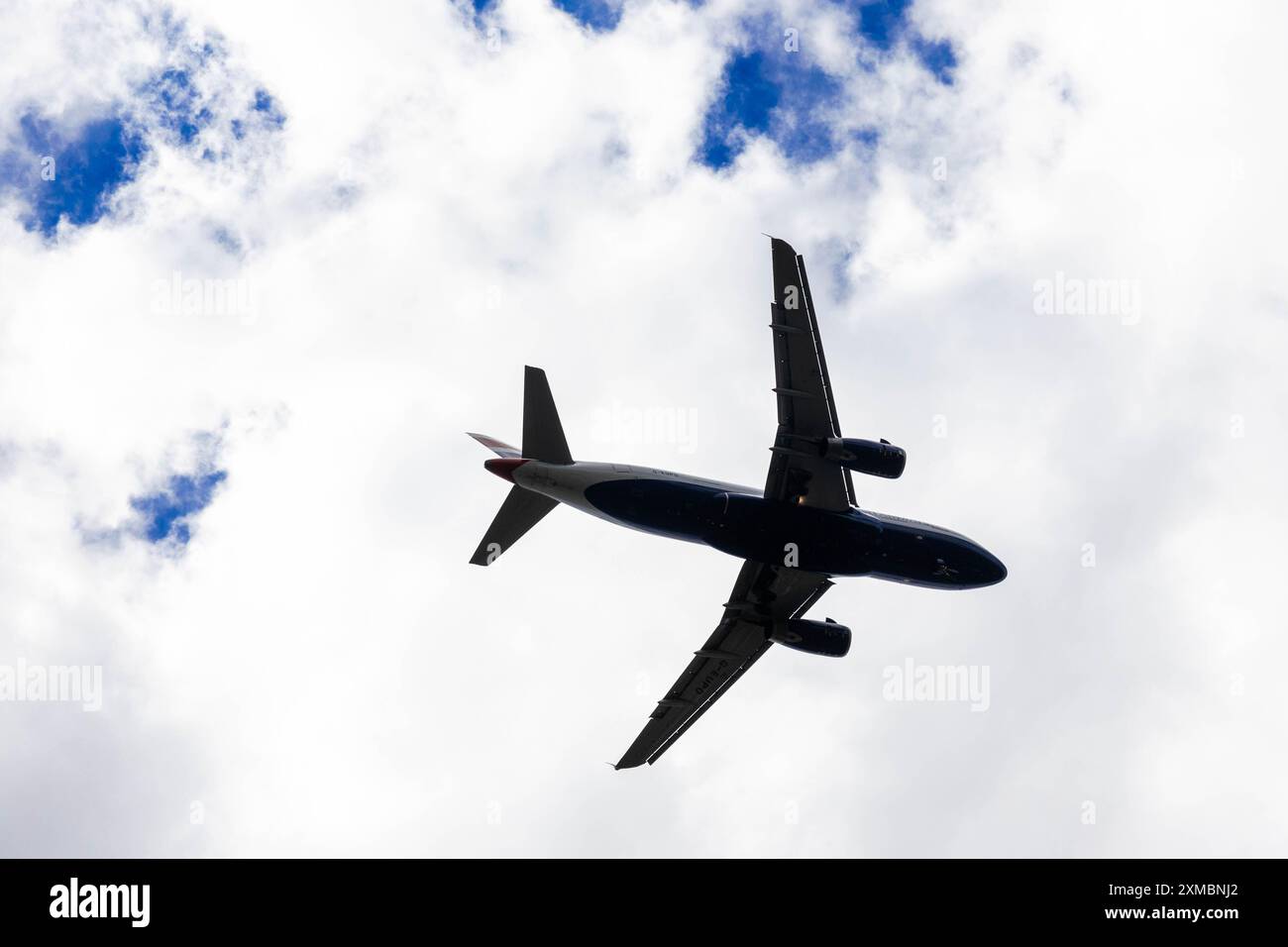 Aircraft align and descend as they prepare for landing at Heathrow ...