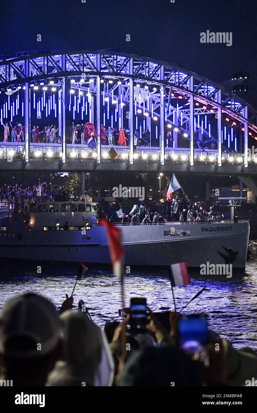 Paris, France. 26th July, 2024. Fans attend and cheer the athletes ...
