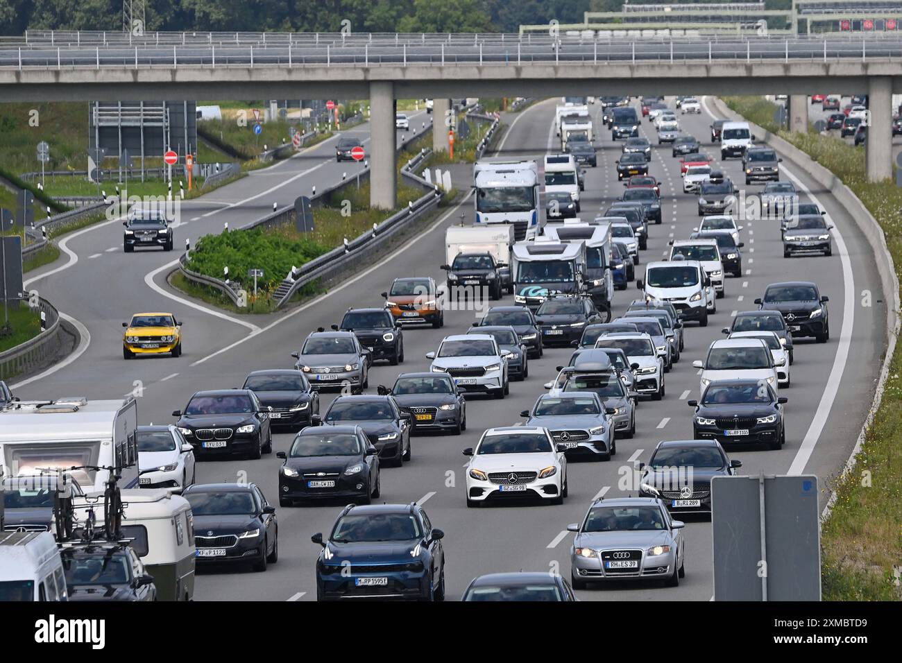 Stau auf der Autobahn A99 am 27.07.2024 nach Beginn der Sommerferien in ...