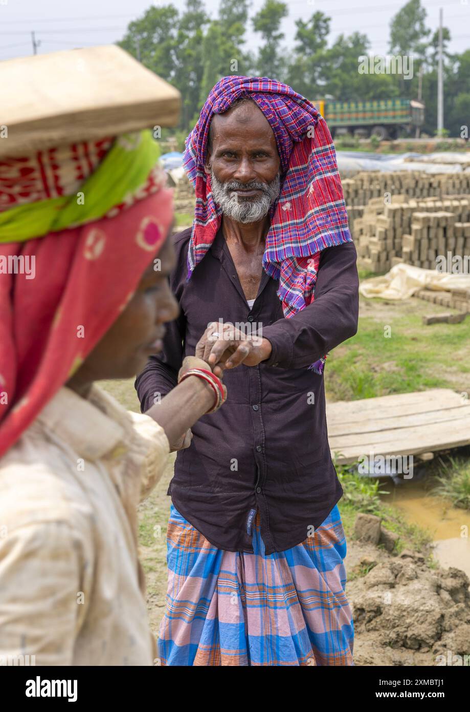 Factory worker bangladesh pollution hi-res stock photography and images ...