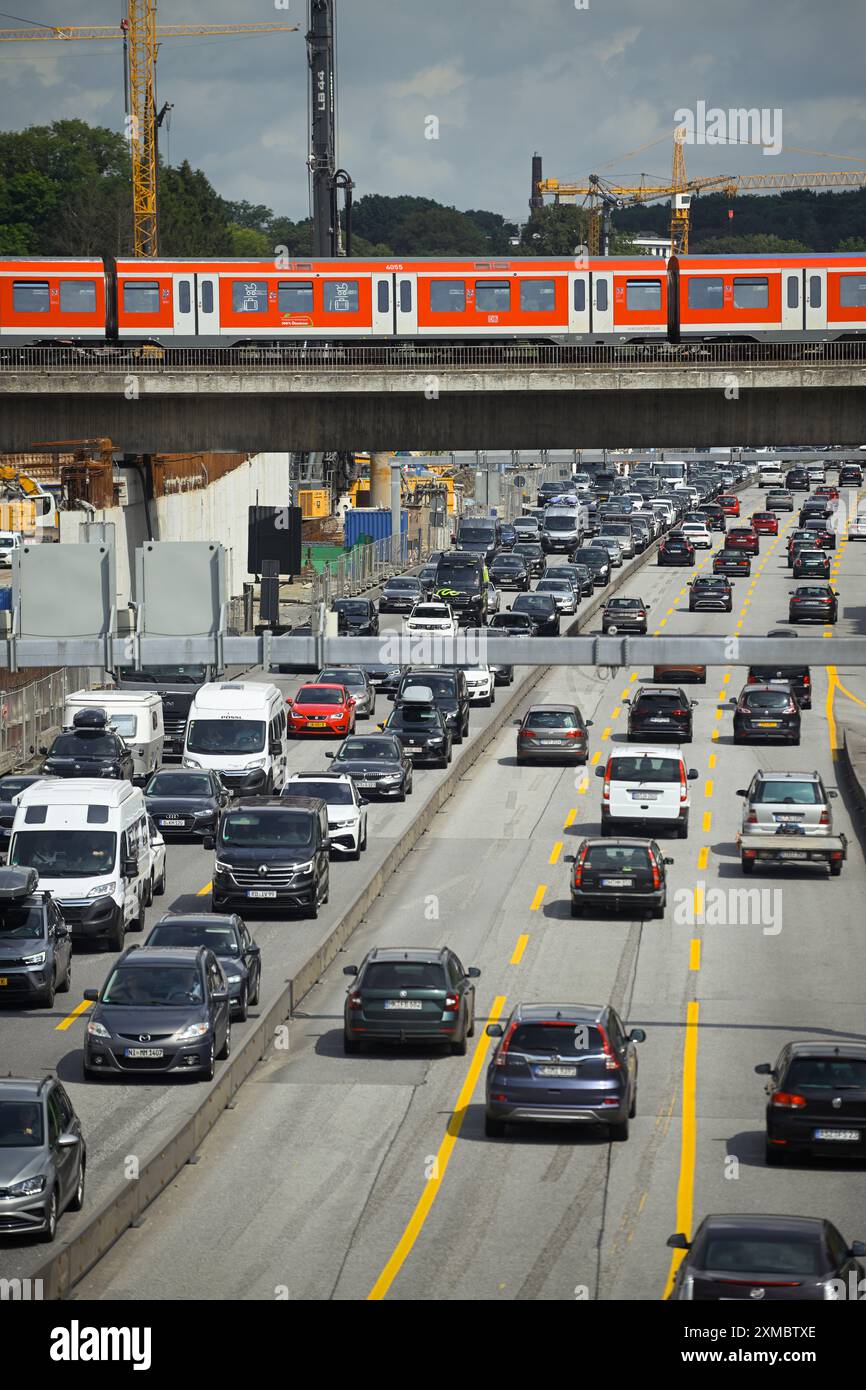Hamburg, Germany. 27th July, 2024. Cars are stuck in a traffic jam on ...