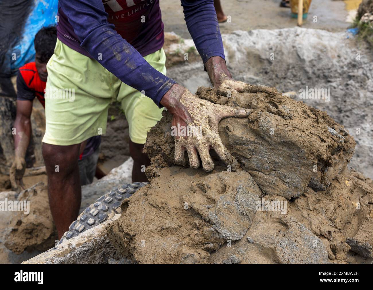 Workers in brick factory hi-res stock photography and images - Alamy