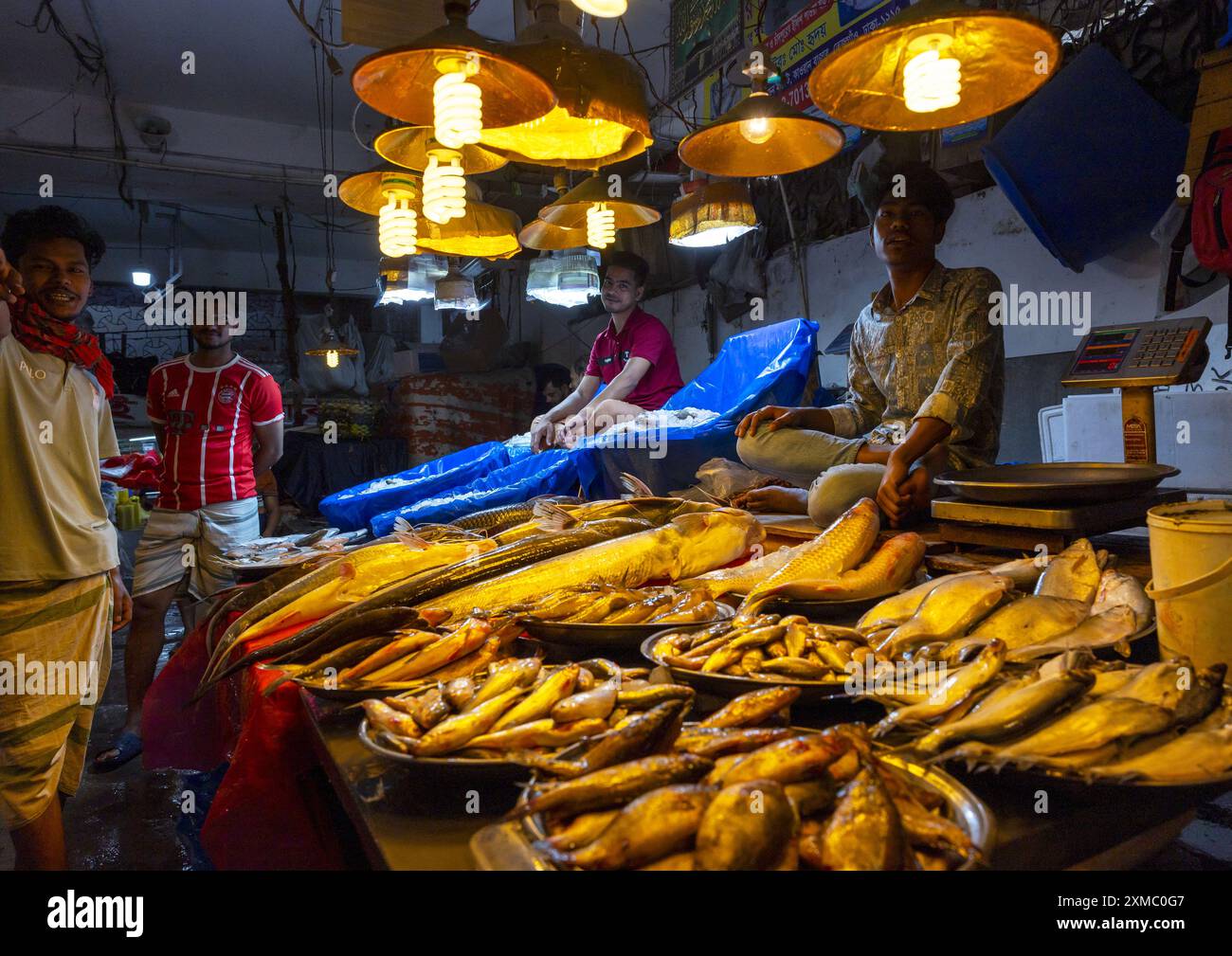 Bangladeshi man selling fresh fish at fish market, Dhaka Division ...