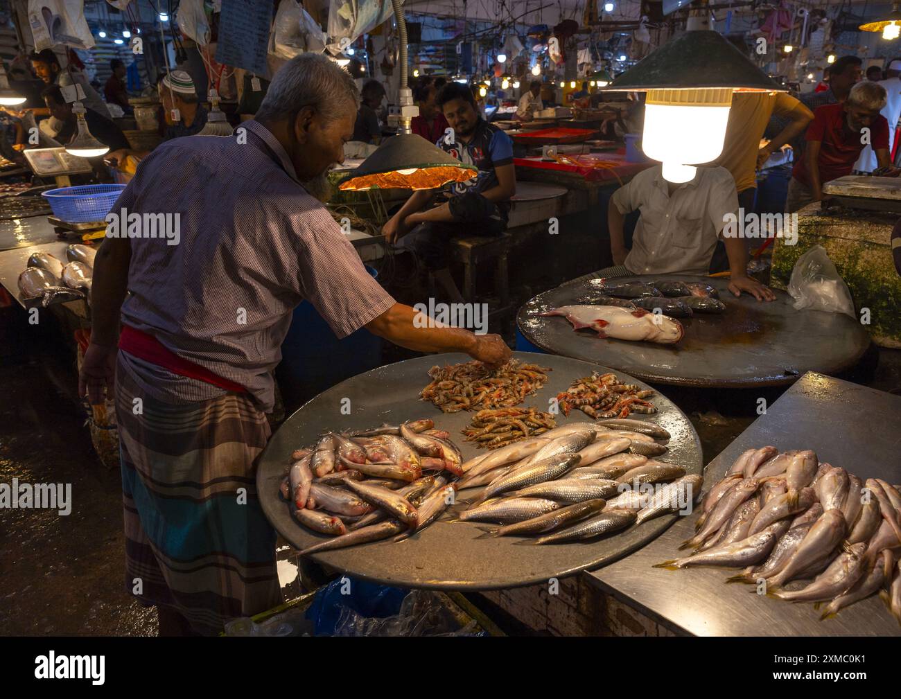 Bangladeshi man selling fresh fish at fish market, Dhaka Division ...