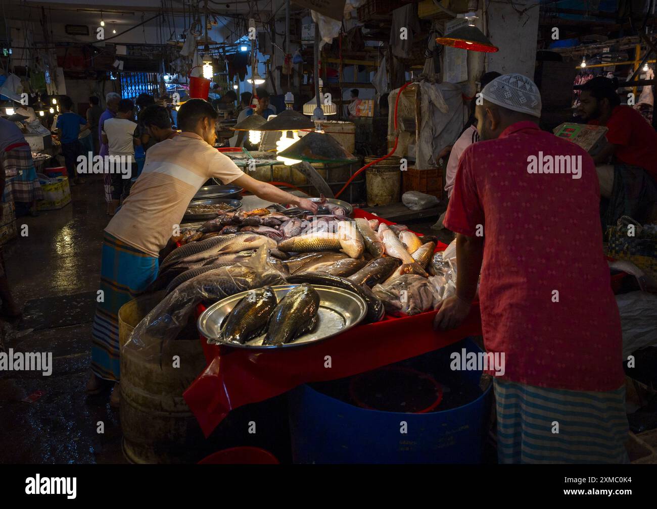 Bangladeshi man selling fresh fish at fish market, Dhaka Division ...