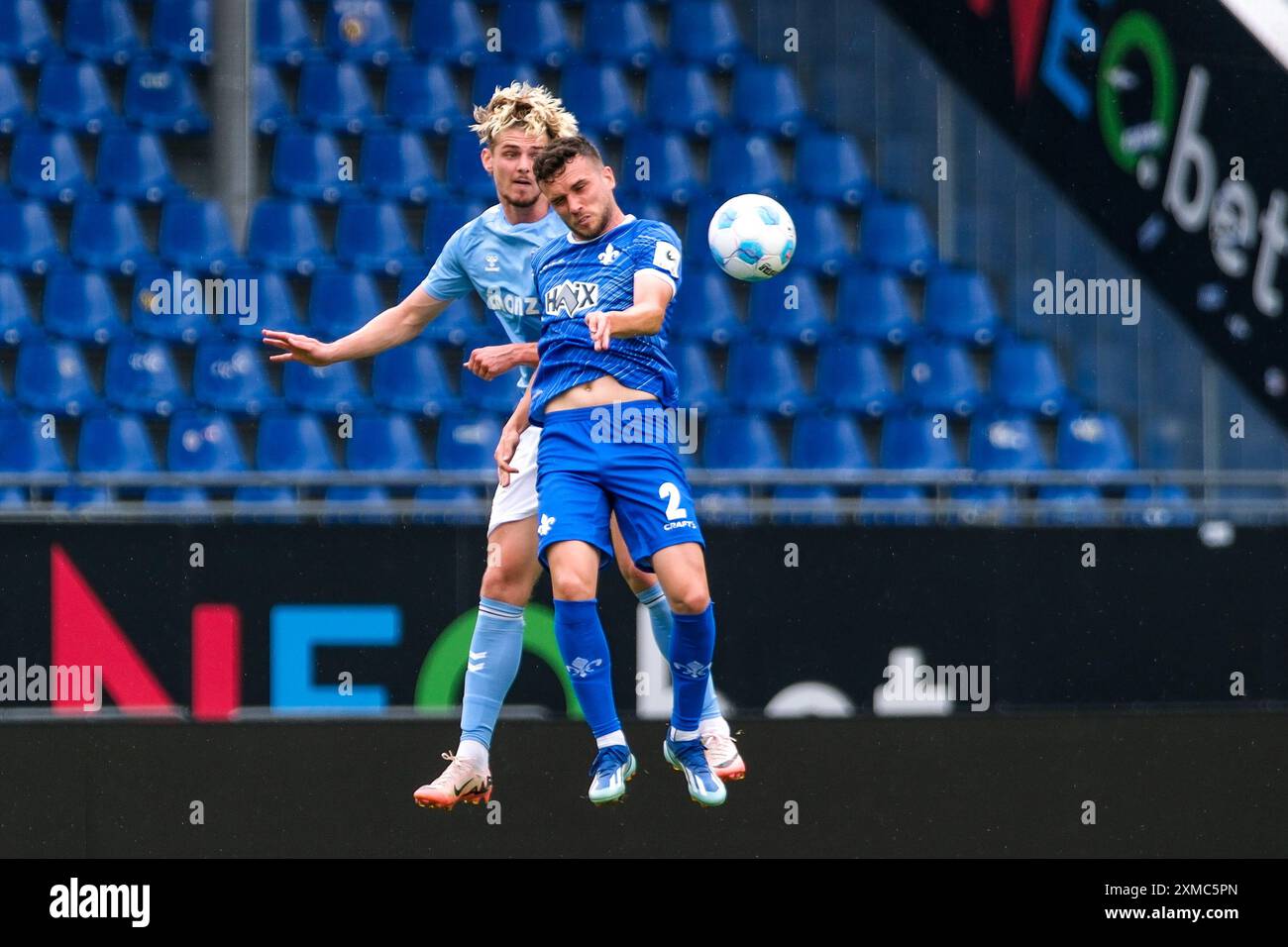 Jack Rudoni (Coventry City, #05) im Zweikampf mit Sergio Lopez (SV ...
