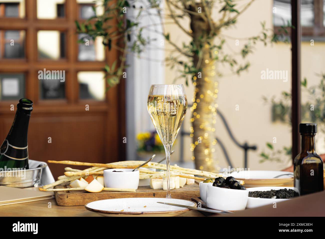Glass champagne plate canapes hi-res stock photography and images - Alamy