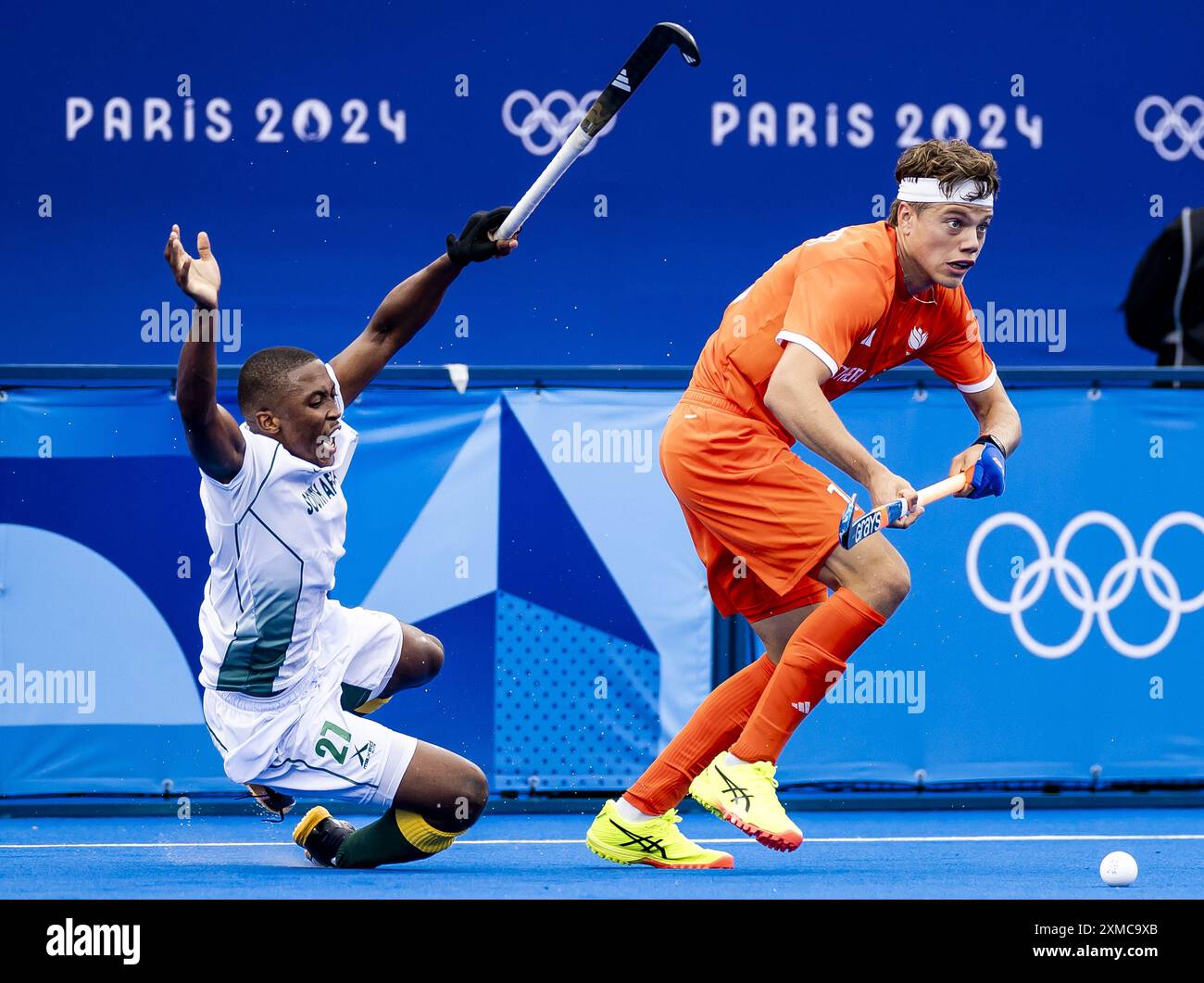 PARIS - Derck de Vilder in a duel with Nqobile Ntuli during the group ...