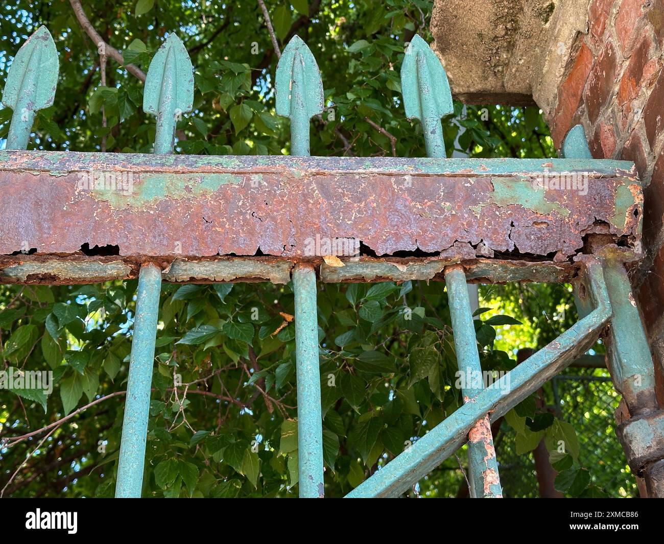 Old ruined brick fence hi-res stock photography and images - Alamy
