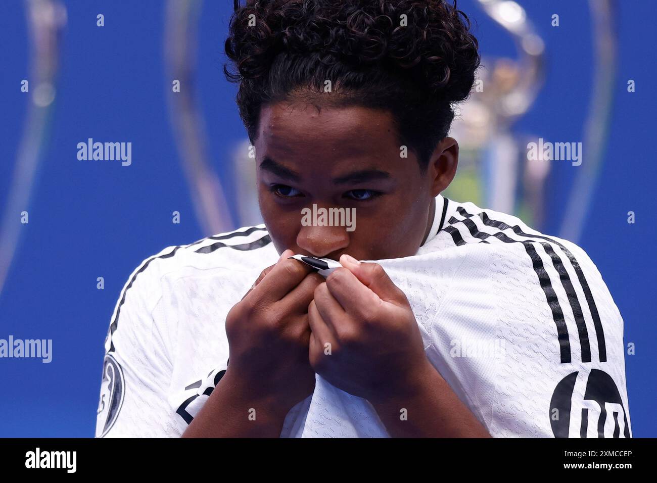 Endrick Felipe kiss the badge of Real Madrid during his presentation as ...