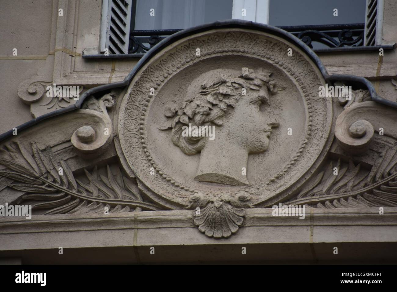 Sculpture à Paris Stock Photo - Alamy