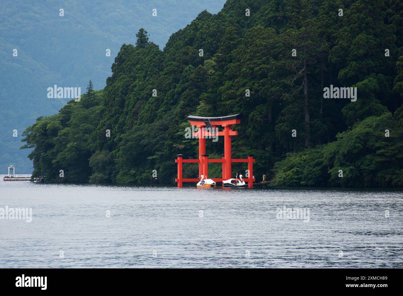 Torii traditional japanese gate in Lake Ashinoko in Hakoneyama for ...
