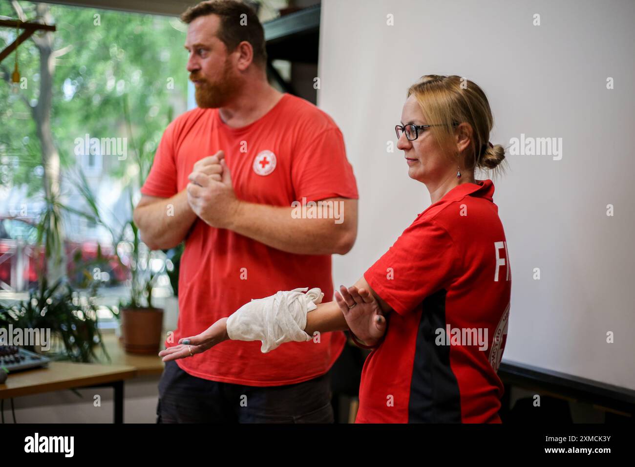 Employees of the Red Cross of Ukraine tell and demonstrate how to ...