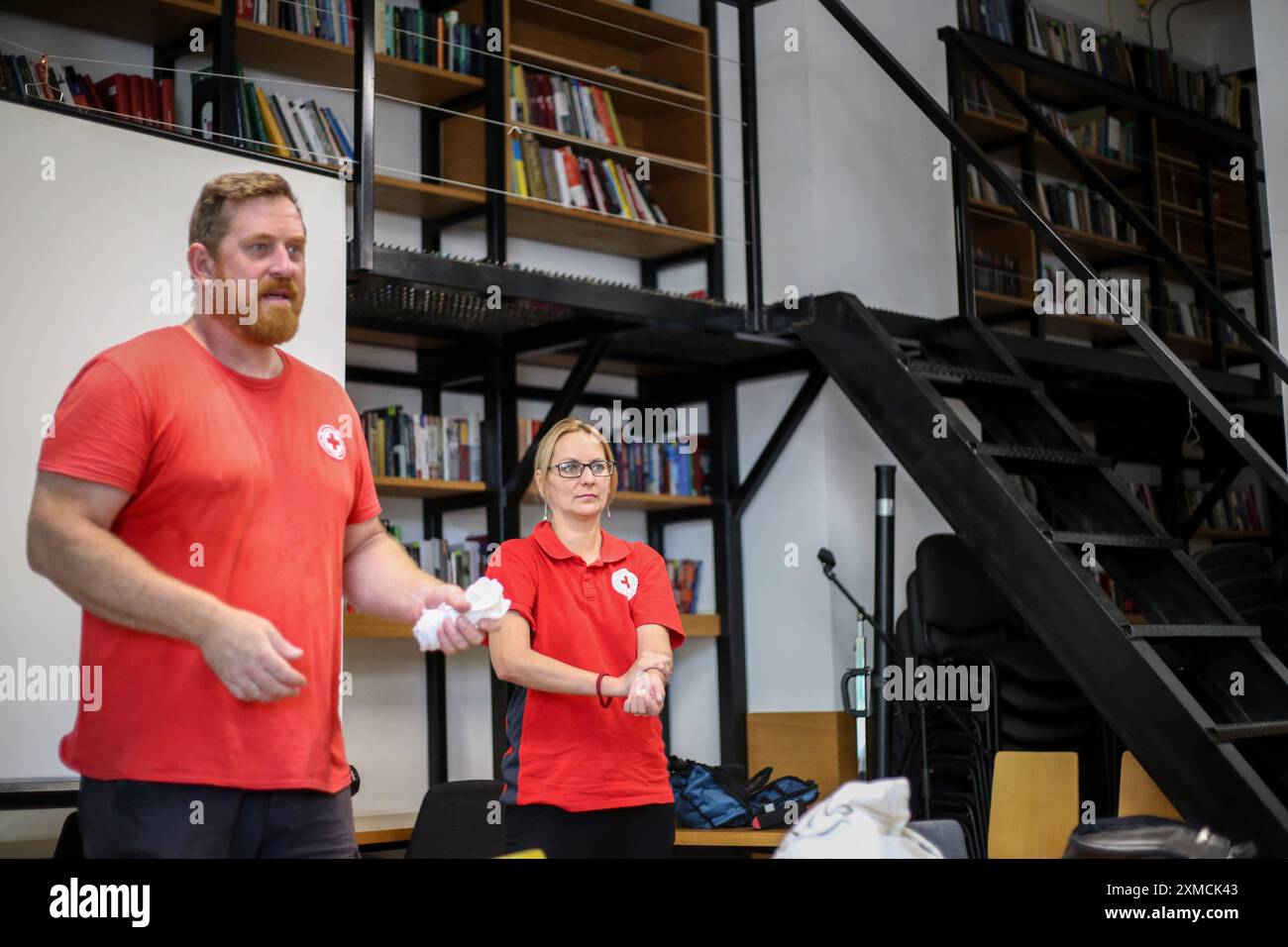 Employees of the Red Cross of Ukraine tell and demonstrate how to ...