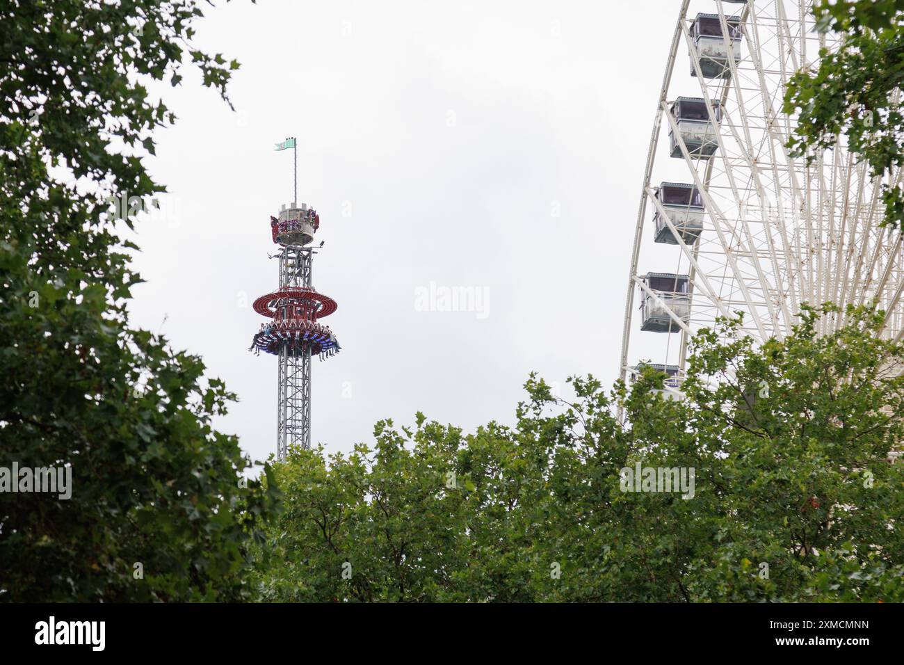 Paderborn, Germany. 27th July, 2024. View of two rides at the "Libori ...