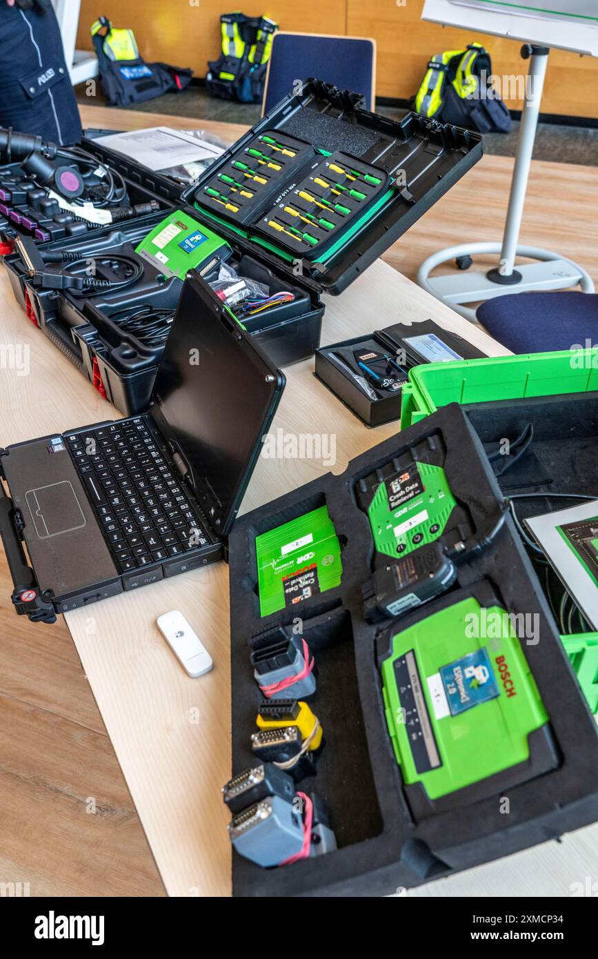 Special equipment for reading out digital vehicle data, by specialised ...