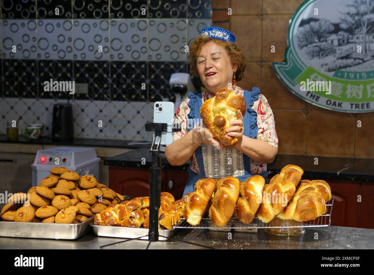 (240727) -- TACHENG, July 27, 2024 (Xinhua) -- Zaitunna promotes ...