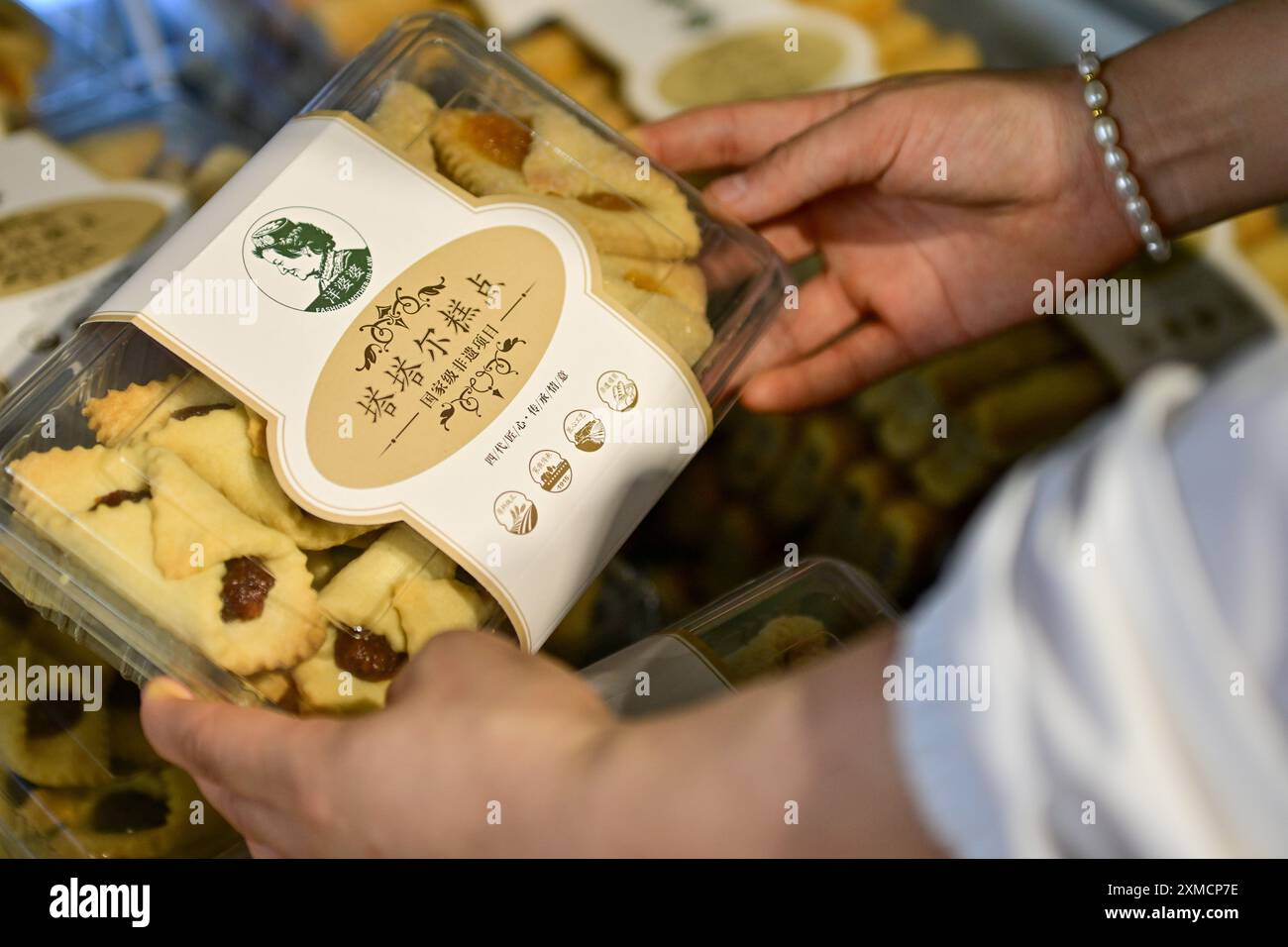 (240727) -- TACHENG, July 27, 2024 (Xinhua) -- A customer selects ...