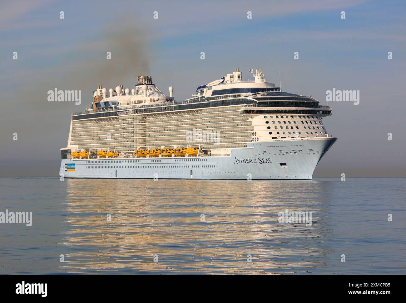 Nice, France : The giant Royal Caribbean's ANTHEM OF THE SEAS in ...